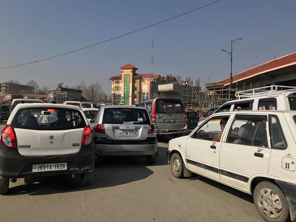 In Srinagar Traffic Only Moves If You Are A VIP Youth Ki Awaaz in-srinagar-traffic-only-moves-if-you-are-a-vip-youth-ki-awaaz