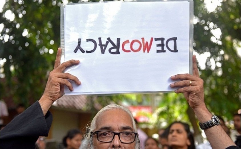 The Similarities Between The Extreme Left And Right Wing | Youth Ki Awaaz