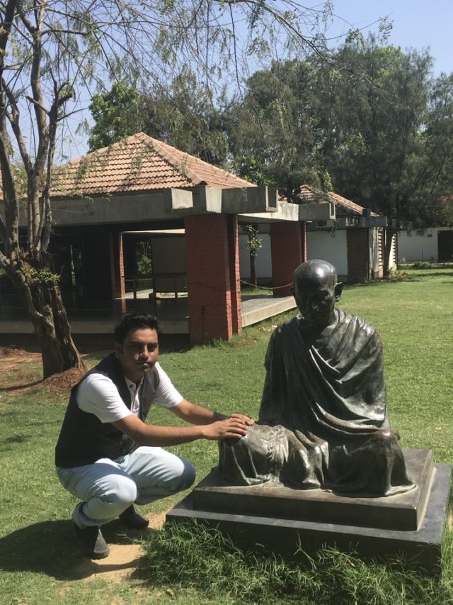 हिन्दी कविता: आज इस दुनिया को एक गाँधी की जरूरत है!