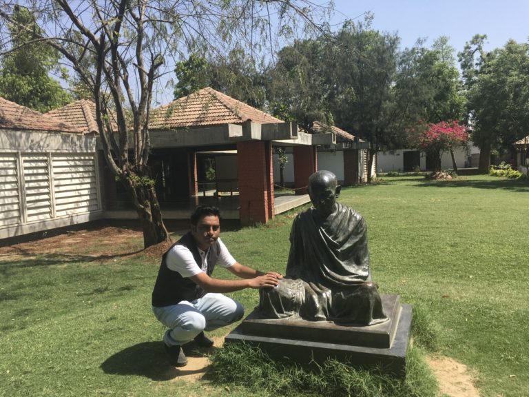 हिन्दी कविता: आज इस दुनिया को एक गाँधी की जरूरत है!