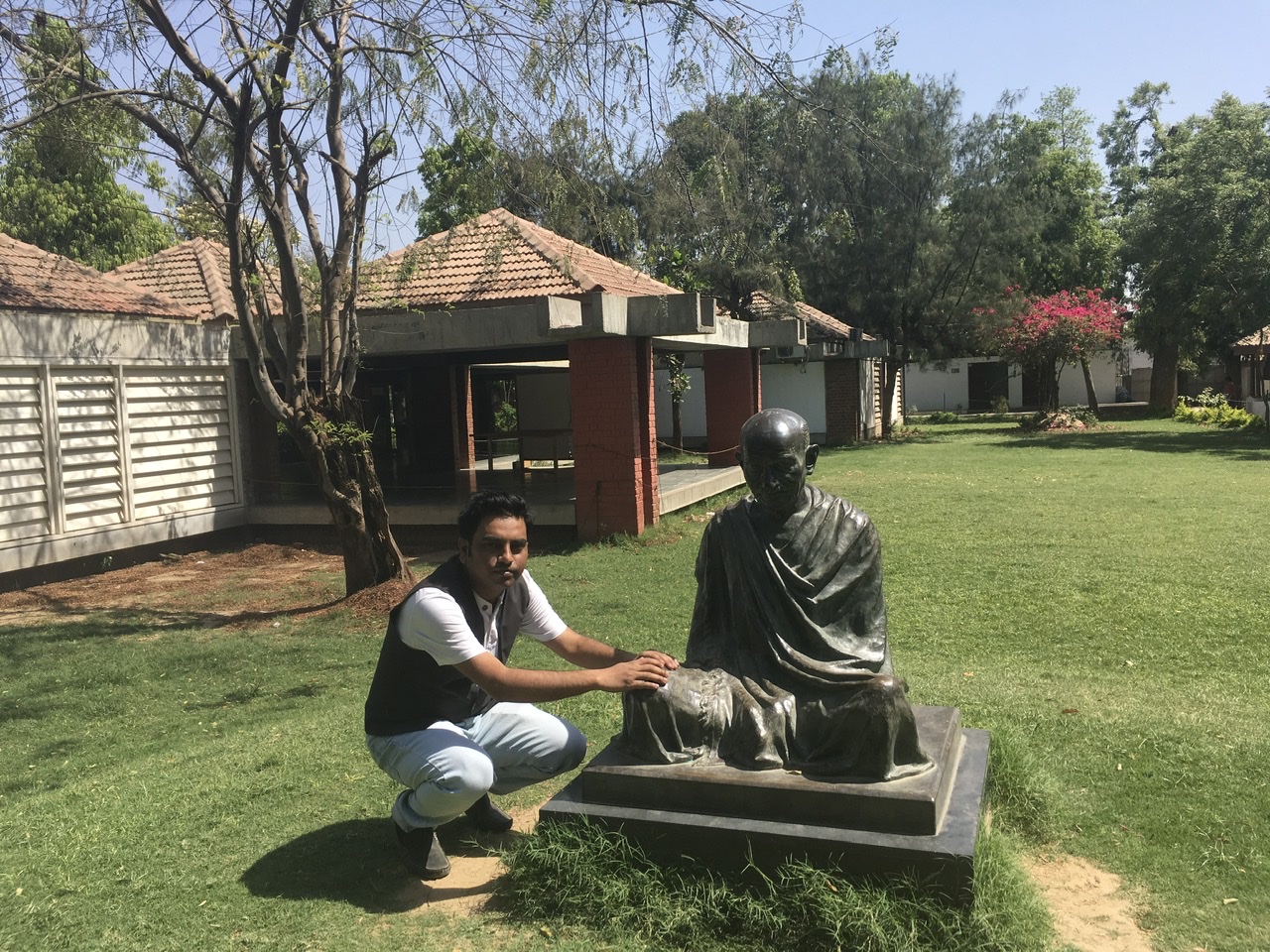 हिन्दी कविता: आज इस दुनिया को एक गाँधी की जरूरत है!