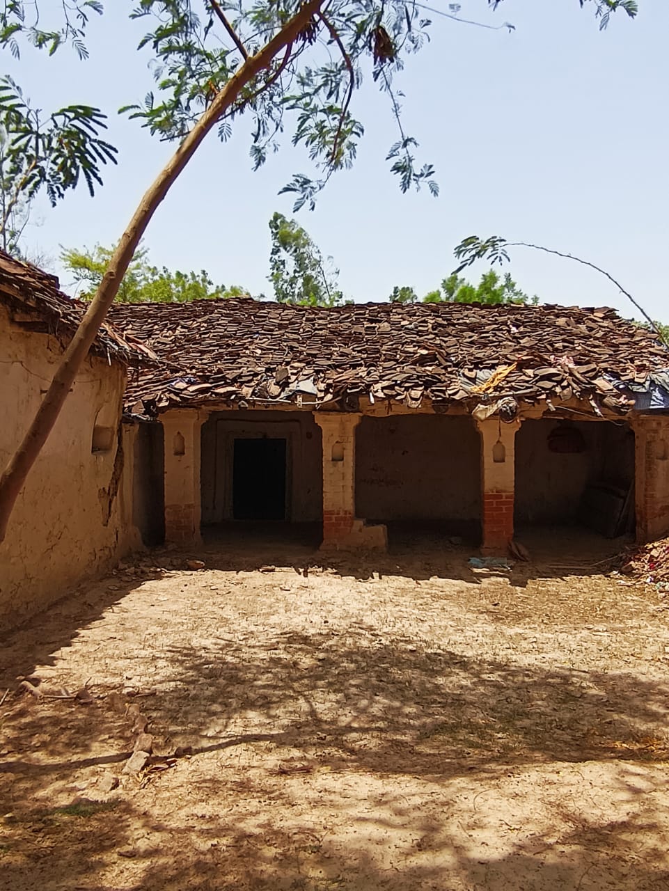 “बारिश में भूखा रहना पड़ता है क्योंकि कच्चा घर में खाना नहीं बना पाते”